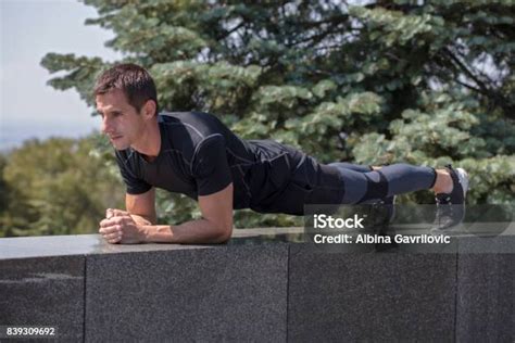 뜨거운 여름 날에 강한 근육 질의 남자 푸시 Ups 판자 운동 따뜻한 날씨에 훈련 아니 변명 스포츠 피트 니스 활동적인 라이프 스타일 개념 건강한 생활방식에 대한 스톡 사진