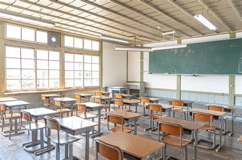 窓から差し込む自然光が満ちる旧遷喬尋常小学校の教室風景の写真素材 フリー素材ぱくたそ