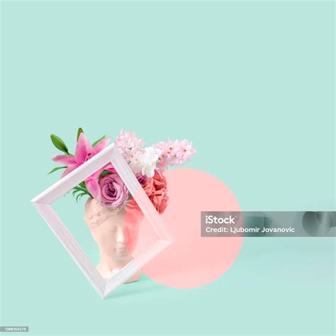 팝 아트 스타일의 인간 얼굴의 석고 골동품 조각품이있는 콜라주 창조적 인 개념 다채로운 네온 고대 동상 머리 신선한 꽃과