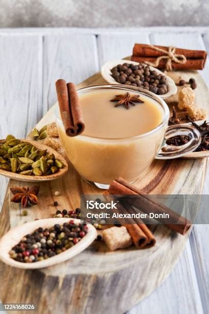 전통 인도 음료 향신료와 마살라 차 계피 카르다몸 아니스 설탕 정향 후추를 밝은 나무 배경에 건강한 식생활에 대한 스톡 사진 및 기타 이미지 Istock