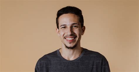 카메라를 향해 웃고 있는 턱수염을 가진 남자 사진 Unsplash의 남자 이미지