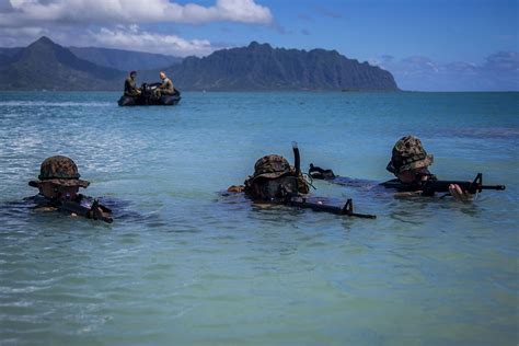 Us Marines Scope Out Their Terrain During An Amphibious Flickr