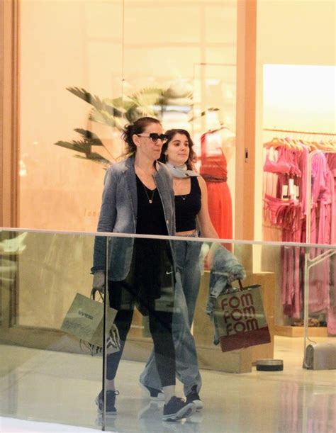 Sorridente Lilia Cabral Curte Dia De Compras Com A Filha Em Shopping No Rio Quem Quem News