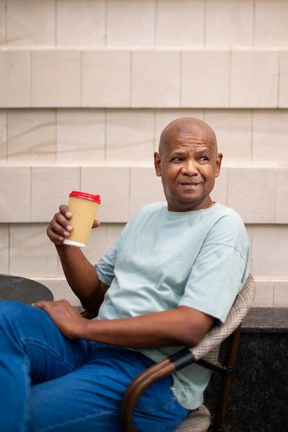 흑인 남자의 외부 초상화 무료 사진