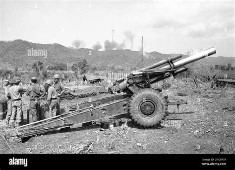 Us Artillery 155 Guns Served By Vietnamese Soldiers At Artillery