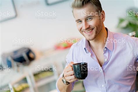 스마트 잘생긴 백인 사업가 프리랜서 노트북으로 작업 하 고 커피 숍에서 큰 창으로 커피를 즐길 수 금융에 대한 스톡 사진 및