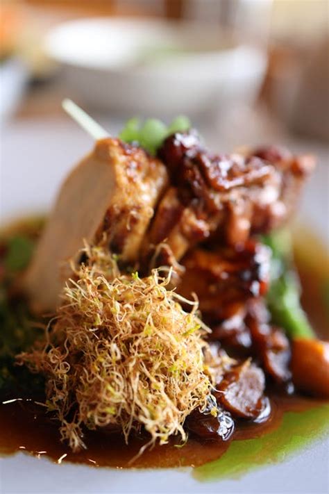 Flavorful 고기 고명 균형 잡힌 식사 다정한 도금 럭셔리 다이닝 레스토랑 맛있는 맛있는 식사 먹음직스러운 미식 요리 미식가 바삭바삭한 상쾌한