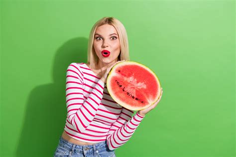 놀란 젊은 여자의 사진 금발 머리는 신선한 육즙이 많은 수박을 잡고 과일을 먹는 방법 달콤한 디저트는 녹색 배경에 고립 Omg에 대한 스톡 사진 및 기타 이미지 Istock