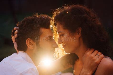 Paare In Der Liebe Mit Sexueller Leidenschaft Und Neigung Am Sierend Stockbild Bild Von Liebe