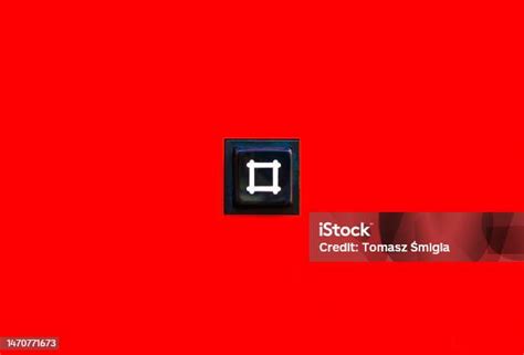 하나의 단일 해시 태그 기호 숫자 기호 파운드 해시 기호 밝은 빨간색 배경 추상 장면에 사각형 버튼 키 소셜 미디어 해시 태그 Seo 태그 및 태깅 키워드 전략 개념 최소