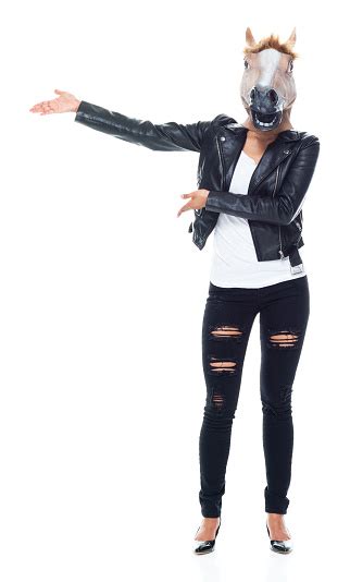 전체 길이 1 인 전면 2029세 성인 미림 긴 머리 라틴 아메리카 히스패닉 민족 젊은 여성 여성 앞 흰색 배경 착용 가죽 재킷 청바지 마스크위장 의상 말 의상 20 24