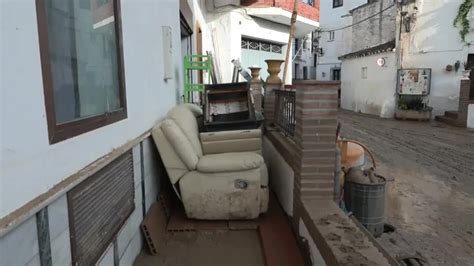 Los Vecinos De Benamargosa Retiran El Lodo De Sus Casas Y Negocios