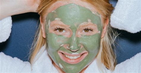 실내 개인 관리 건강 루틴 금발 금발의 여자 깨끗한 피부 녹색 마스크 녹색 점토 데이 스파 마스크 마스크 트리트먼트 머드 마스크 머리를 위로하다