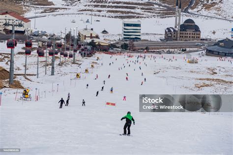 스키 슬로프에서 스키 타기 카이세리 터키 에르시예스의 전망 에르지에스 산에 대한 스톡 사진 및 기타 이미지 에르지에스 산 겨울 경관 Istock