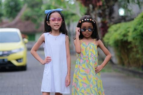 Dos Lindas Niñas Asiáticas Posando Junto Con Sus Gafas De Sol De