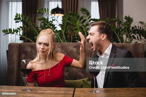 레스토랑에서 남자 친구가 비명을 막으려고 몸짓 불쾌 여자 금발 머리에 대한 스톡 사진 및 기타 이미지 금발 머리 남녀관계