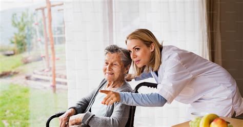 건강 방문자 및 가정 방문 중 노인 여성 휠체어를 탄 노인 여성과 이야기하는 간호사 사진 Unsplash의 퇴직 이미지