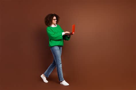 갈색 배경에 고립 된 노트북 빈 공간 광고를 걷는 좋은 성공한 사람의 전체 길이 프로필 사진 25 29세에 대한 스톡 사진 및 기타 이미지 Istock