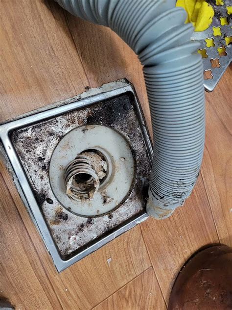 씽크대 호스가 하수구 배관에 들어가 막고 있었다 Youtube