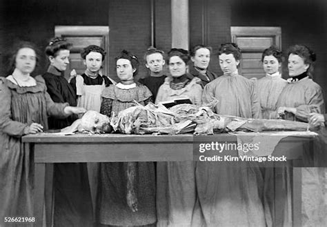 Female Autopsy Photos Et Images De Collection Getty Images