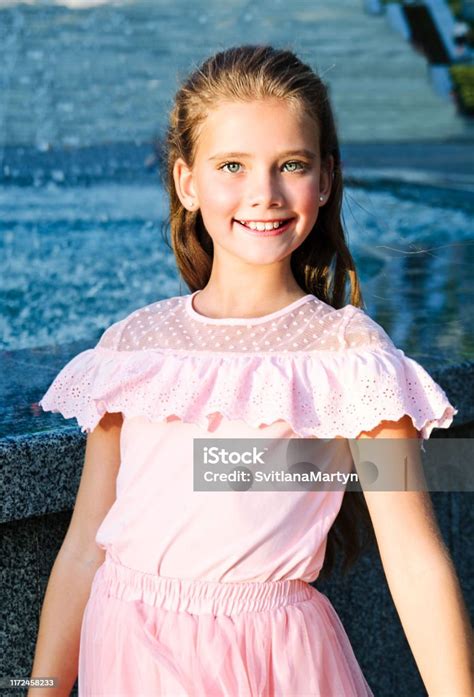 여름 날 공주 드레스에 사랑스러운 미소 어린 소녀 아이의 초상화 공주에 대한 스톡 사진 및 기타 이미지 공주 귀여운 긴 Istock