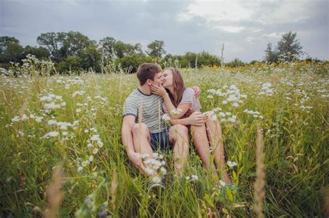 Pareja Joven En El Amor Foto Premium