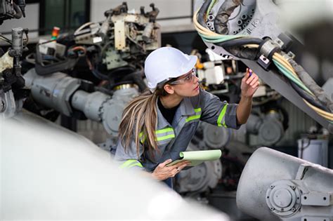 로봇 기계 자동화를 담당하는 유지 보수 엔지니어 작업자 Stem 주제에 대한 스톡 사진 및 기타 이미지 Stem 주제 개발 건강관리와 의술 Istock