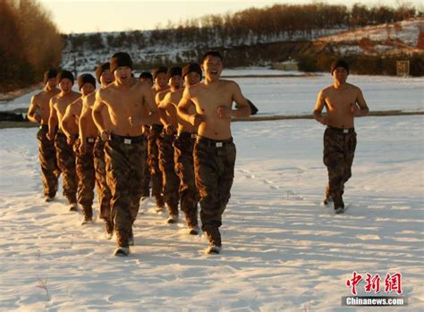 Shirtless Frontier Soldiers Take Training In Freezing Cold 8 People