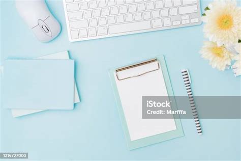 플랫 평신도 블로거 또는 프리랜서 작업 공간 키보드 꽃병에 꽃 색상 배경에 사무 용품 가정 생활에 대한 스톡 사진 및 기타 이미지 가정 생활 교육 국화 Istock