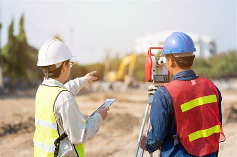 아시아 토목 기술자 및 아시아 포먼 노동자 새로운 인프라 건설 프로젝트에 대 한 건설 현장 확인 3차원 형태에 대한 스톡 사진 및 기타 이미지 Istock