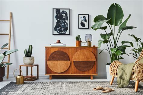 디자인 컴모드 블랙 모의 포스터 프레임 안락의자 나무 의자 책 장식 식물 및 현대적인 가정 장식의 개인 액세서리가있는 거실의