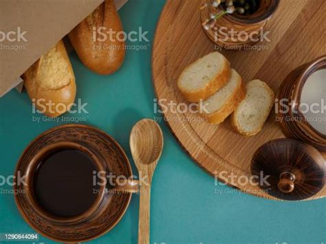 수제 토기 탑 뷰에서 아침 식사 차 한 잔 용기에 우유 종이 가방에 바게트 나무 쟁반 에 꽃병에 나무 쟁반 꽃새 나무 버드 나무