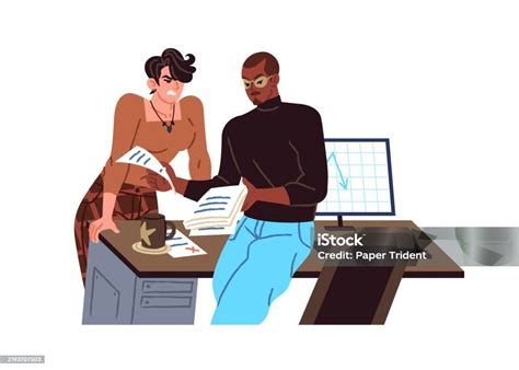 화가 난 직원들은 논쟁하고 논문에 대해 토론합니다 오해와 의견 차이로 동료들을 짜증나게 했다 팀의 유독한 의사 소통 팀워크 실패 문제 흰색에 평평한 고립 된 벡터 그림