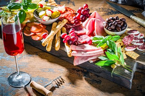 지중해식 애피티케이터 나무 보드 콜드 컷 고기 샤퀴테리와 레드 와인을 곁들인 치즈 샤퀴트리에 대한 스톡 사진 및 기타 이미지 샤퀴트리 널판지 와인 Istock