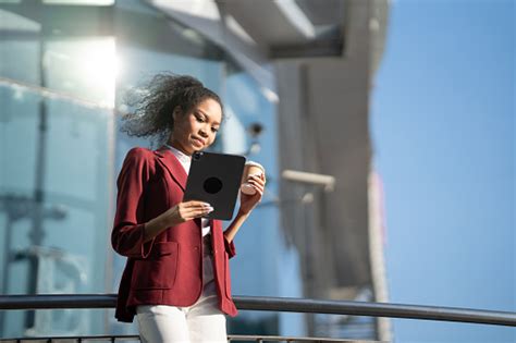 사무실 지구에 태블릿 Pc를 가진 아프리카계 미국인 사업가 거리에 대한 스톡 사진 및 기타 이미지 거리 경영자 교육부