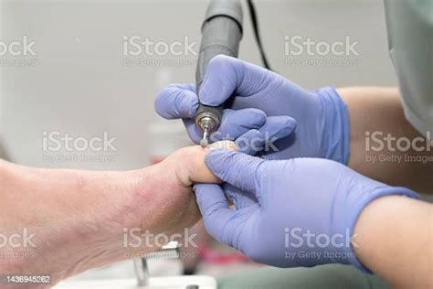 페디큐어 마스터는 뷰티 살롱에서 여성에게 큐티클과 발톱을 청소합니다 아름다움 개념입니다 업데이트 의사소통에 대한 스톡 사진 및