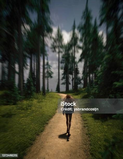 검은 색 상의와 짧은 청바지에 긴 빨간 머리를 가진 여성이 화창한 여름 날 소나무 숲에서 산책로를 걷고 있습니다 후면 보기 3d 렌더 3차원 형태에 대한 스톡 사진 및 기타