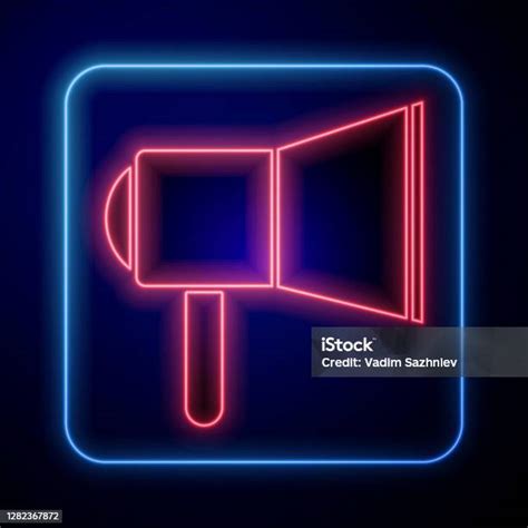 파란색 배경에 고립 된 빛나는 네온 메가 폰 아이콘 스피커 기호입니다 벡터 일러스트레이션 개념에 대한 스톡 벡터 아트 및 기타 이미지 Istock