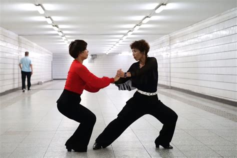 豆豆燕子表演吉特巴《拉萨夜雨》节奏动感，舞步优美大气凤凰网视频凤凰网