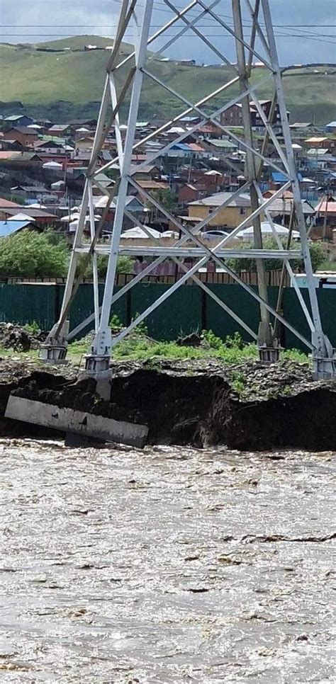Өндөр хүчдэлийн цахилгаан дамжуулах шугамын эрэг нурж эрсдэл үүсжээ