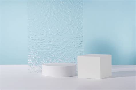 아크릴 플레이트 연단 세련된 소품이 있는 파란색 배경에 화장품 포장 배경 보석 프리젠 테이션을위한 쇼케이스 광고를위한 디스플레이 화장품 브랜딩 장면 모형 강단에 대한 스톡