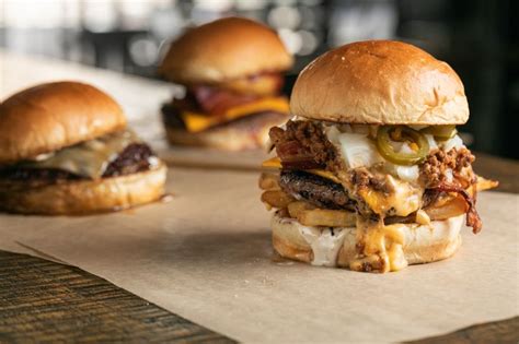 Скап кашкавал уште поскапи шарски плескавици сендвичарниците во Скопје ги зголемија цените