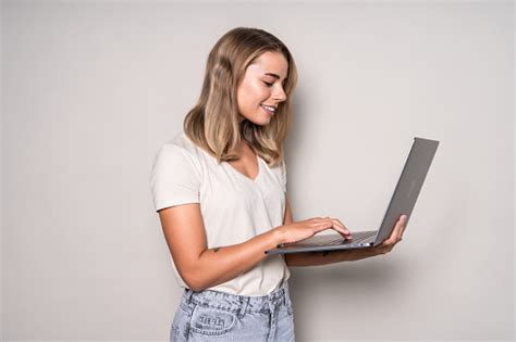 흰색 배경에 고립 된 노트북 컴퓨터를 사용하여 아름다운 젊은 여자 노트북에 대한 스톡 사진 및 기타 이미지 노트북 노트북 사용하기 백인종 Istock