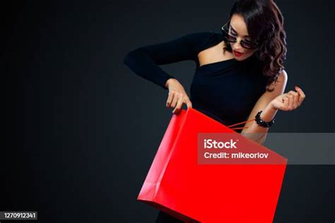 상점을위한 블랙 프라이데이 세일 컨셉 어두운 배경에 고립 된 빨간 가방을 들고 선글라스를 입은 쇼핑 여성 가방에 대한 스톡 사진 및 기타 이미지 Istock