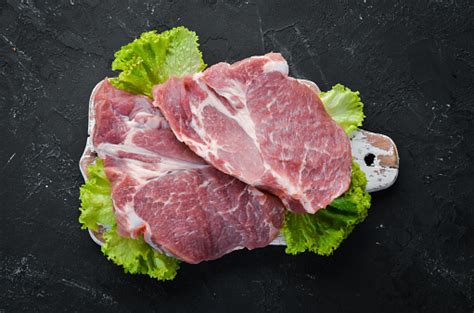 원시 고기 돼지고기입니다 돌에 스테이크 최고의 볼 수 있습니다 무료 사본 공간입니다 고기에 대한 스톡 사진 및 기타 이미지 고기 돼지고기 로즈마리 Istock