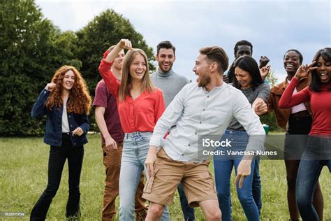 야외에서 음악 축제 파티에서 춤을 추는 행복한 친구들 함께 축하하는 다양한 사람들 센터 가이 얼굴에 집중 대학교에 대한 스톡 사진 및 기타 이미지 Istock