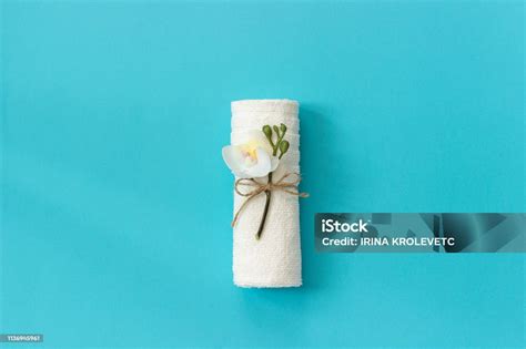 흰 수건 롤 블루 종이 배경에 난초 꽃의 장식을와 밧줄을 묶어 레터링 텍스트 또는 디자인에 대 한 공간 템플릿 복사 수건에 대한