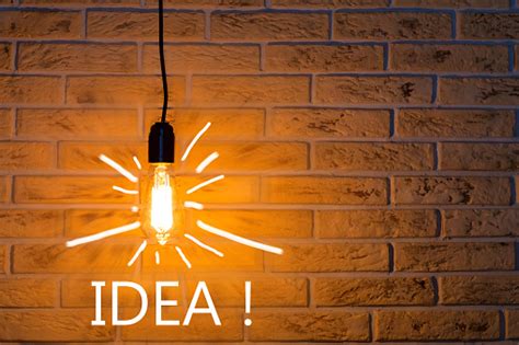 비문 아이디어와 벽돌 배경에 빈티지 유행 Edison 램프 창조적 인 아이디어 개념 디자이너 램프 현대적인 인테리어 항목 조명 전기 램프 배경 0명에 대한 스톡 사진 및