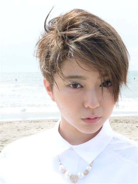 前下がりで色っぽく失敗知らずの愛されスタイルをご提案♡ Hair【2024】 アシンメトリー 髪型 髪型 ハンサムショート