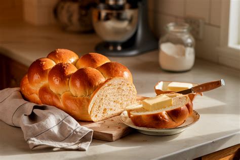 חלה בריוש בתנור רכה ואוורירית עם חמאה